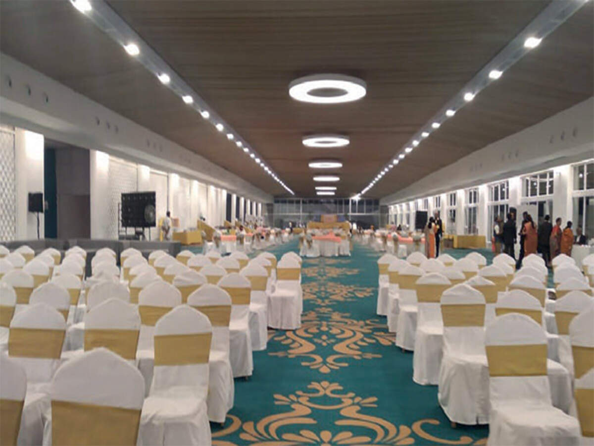 Covid, a year after: Big wedding halls are still waiting for the big bash