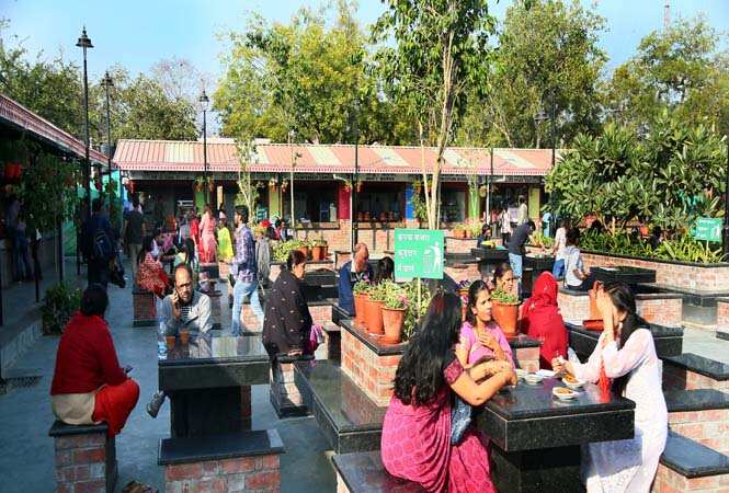 masala chowk: Aishwarya Sakhuja relishes flavours at Masala Chowk in ...