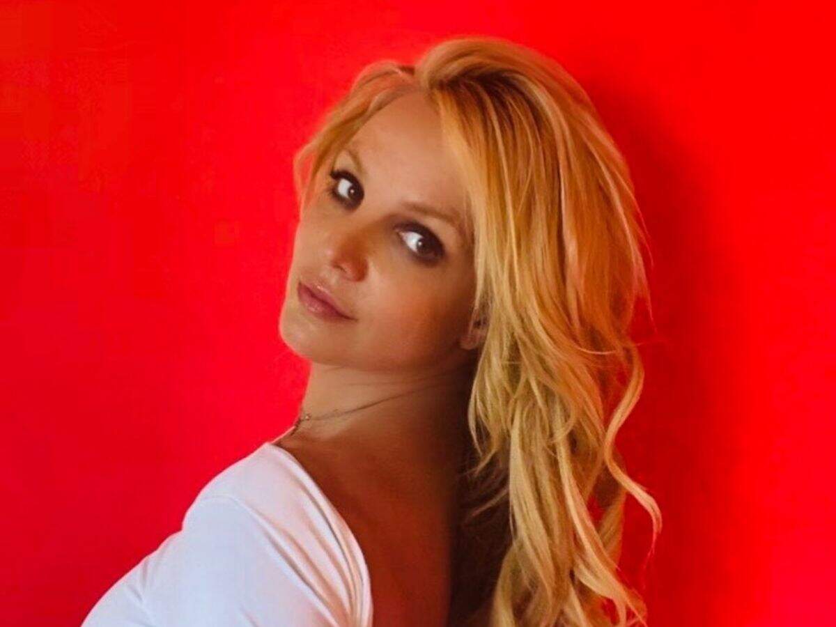 Britney Spears promotes social distancing with a spin to her iconic ...