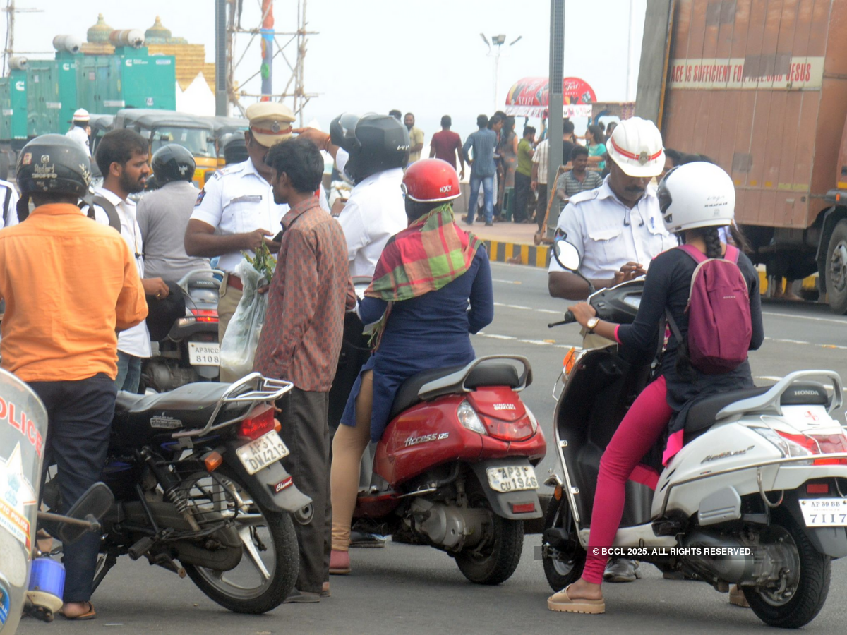Bhopal: Two-wheeler riders without helmets asked to pen essay ...