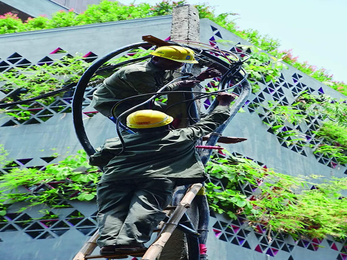 Sensing danger: BESCOM plans to get 8,000 safety helmets