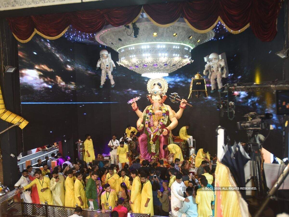 Lalbaugcha Raja Photos: Amitabh Bachchan, Abhishek Bachchan, Mukesh ...