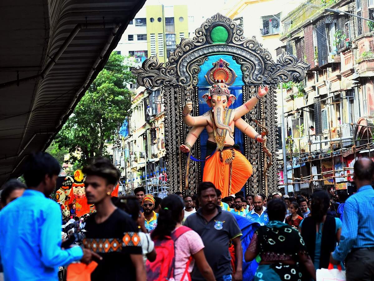 Uddhav Thackeray urges Ganesh Mandals to keep the festival simple Uddhav Thackeray urges Ganesh Mandals to keep the festival simple