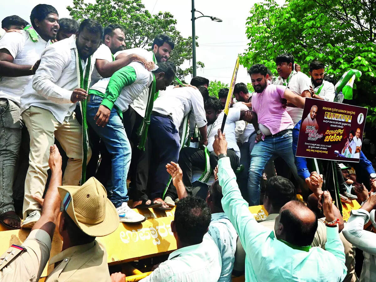 JD(S) protest turns chaotic