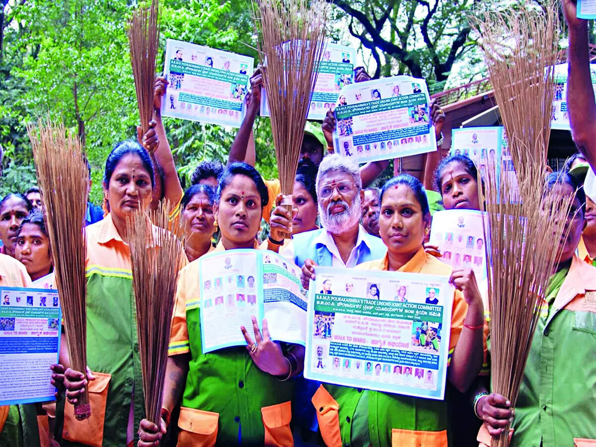 Regularise services of all pourakarmikas