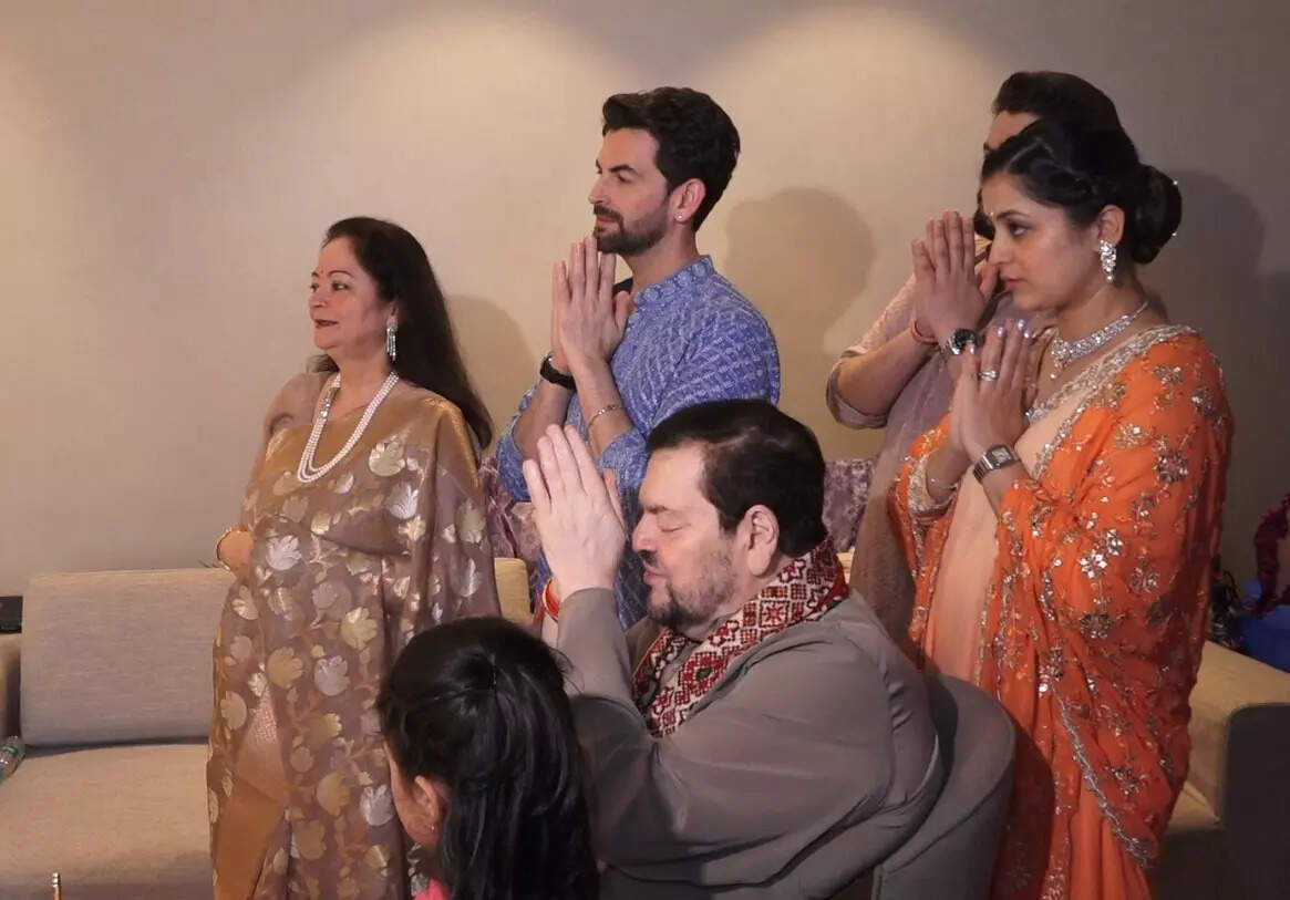 Neil Nitin Mukesh celebrates Ganesh Chaturthi with familly at Mumbai ...