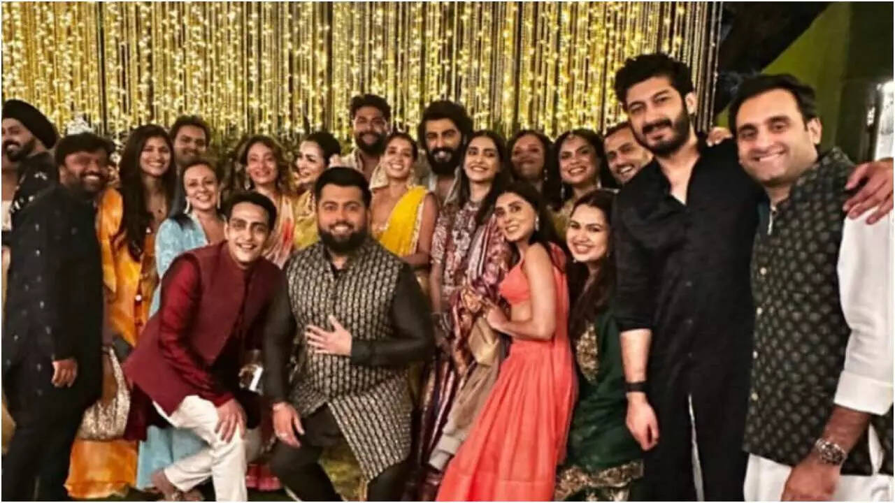 Malaika Arora-Arjun Kapoor attend a friend’s wedding, clicks pictures ...