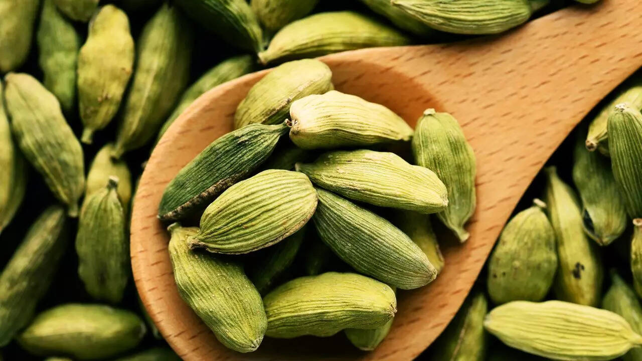 6 Reasons to add raw Cardamom water to your winter diet - Times of India