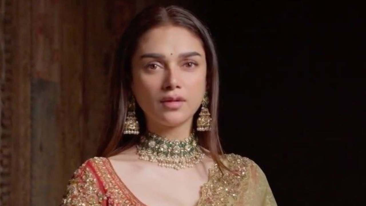 Minimalist festive makeup: How to achieve stunning looks with less ...