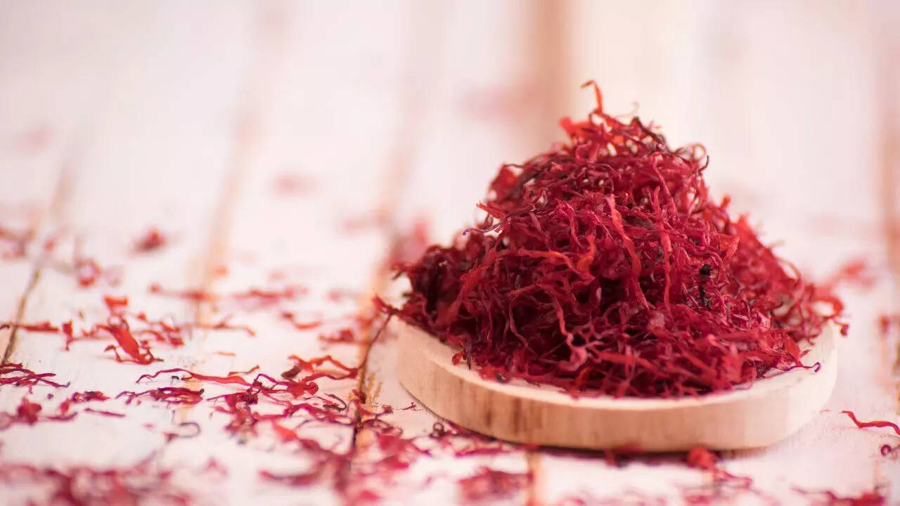 Nagpur couple earns Rs 50 lakh by growing expensive Kashmiri saffron ...