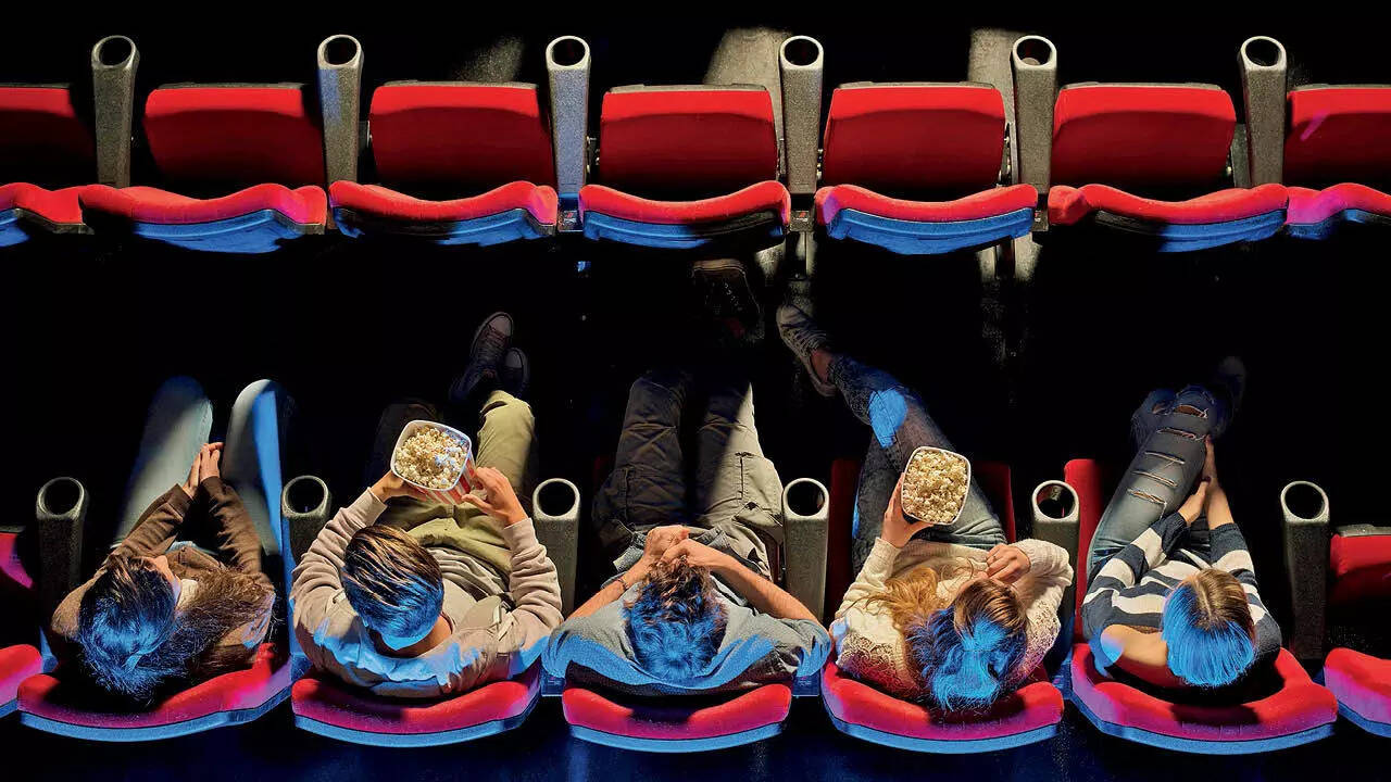 Aisle, corner or centre: Which is the best seat to grab in a theatre ...