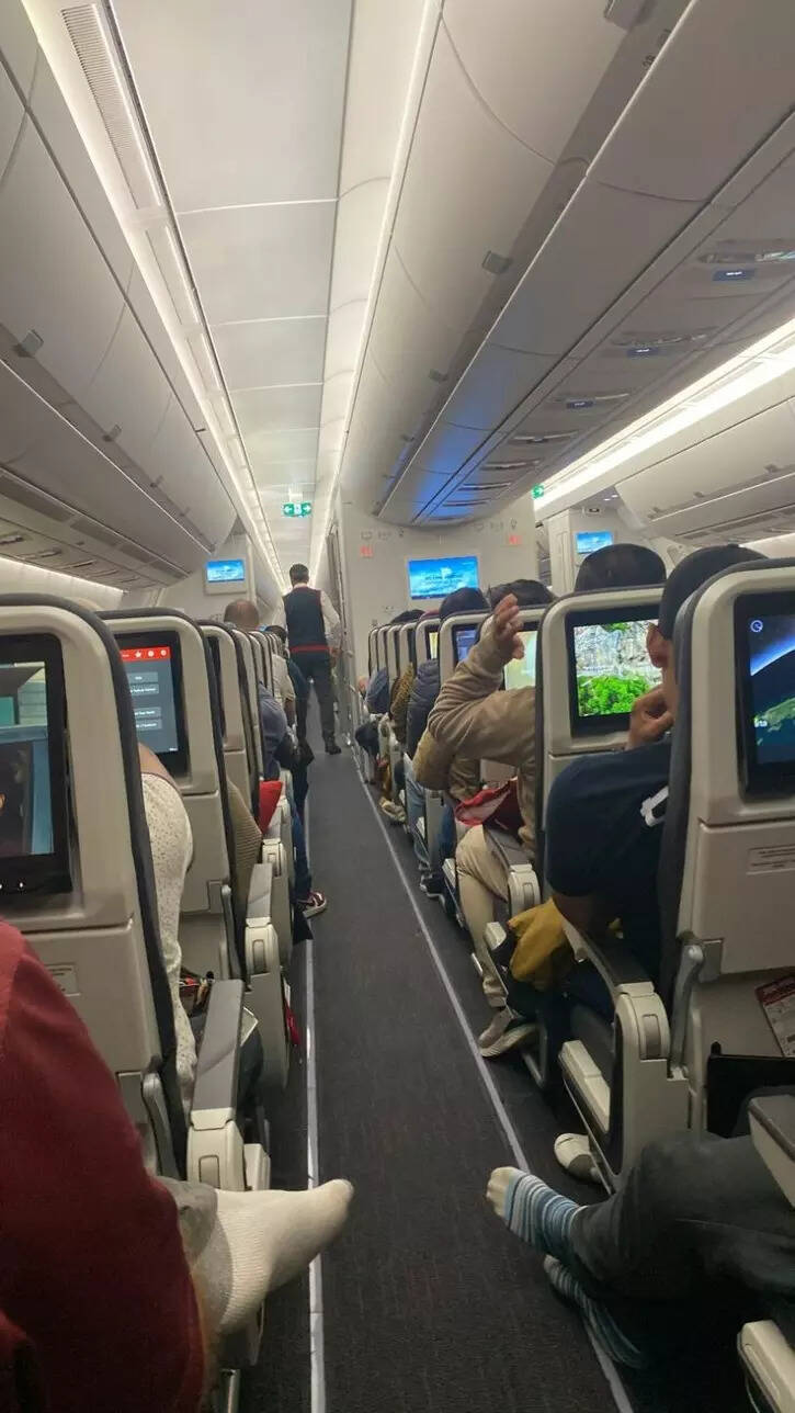 United Airlines hits emergency mode as tech glitch wrecks US flights ...