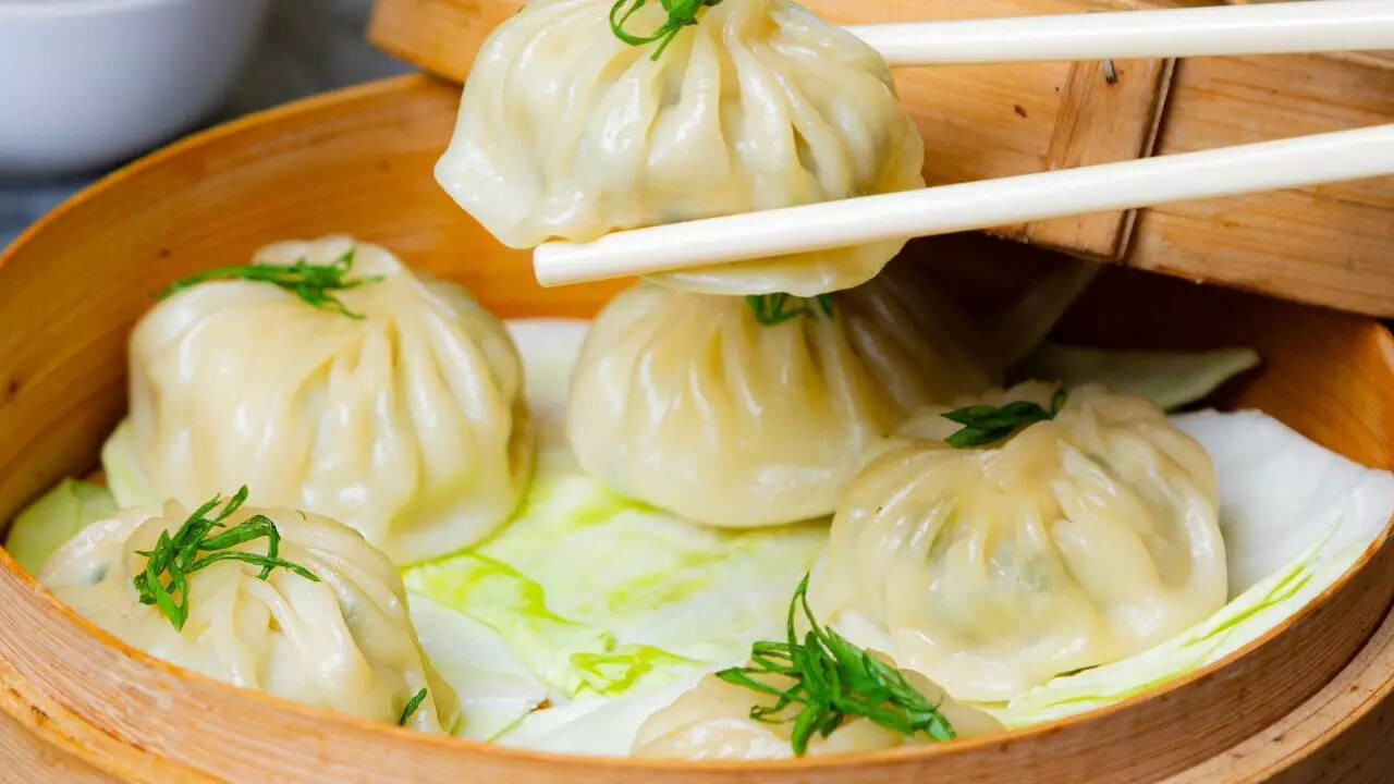 Chicken momo vs samosa: Which snack is healthier for your diet ...