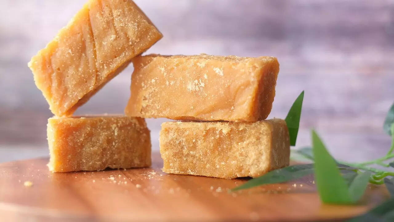 Fake jaggery vs real gur: Easy home tests to identify pure jaggery ...