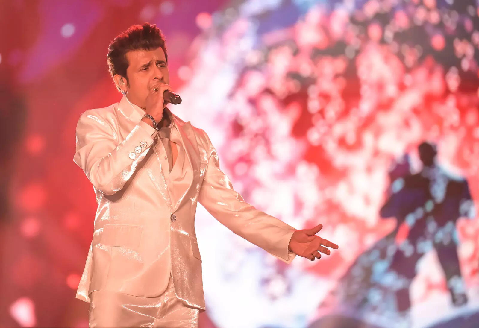 Ahead of Republic Day, Sonu Nigam pays homage to Indian soldiers with ...