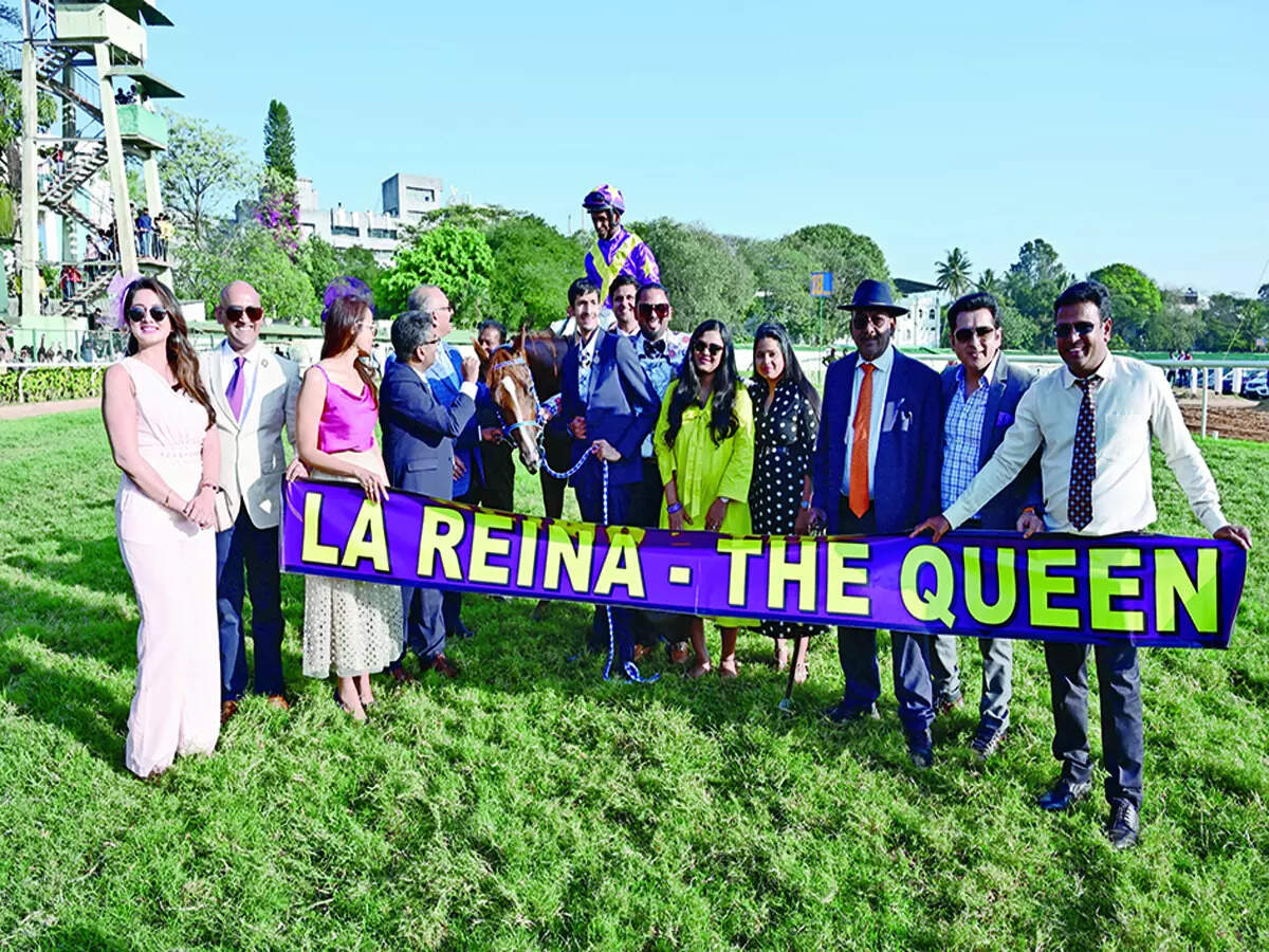 la reina: Classy La Reina wins winter derby in style