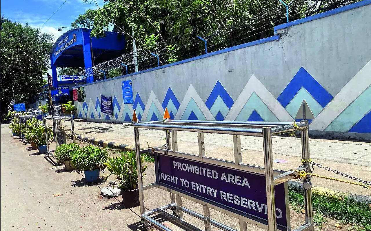 Barricades block parking, worsen traffic near ISRO Junction