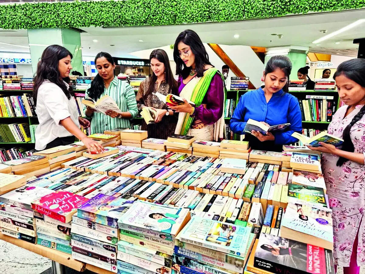 Readers of the city, unite