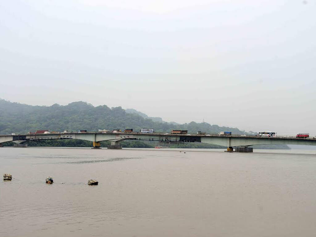 Versova creek bridge: Gujarat-bound Versova bridge opens for vehicles ...