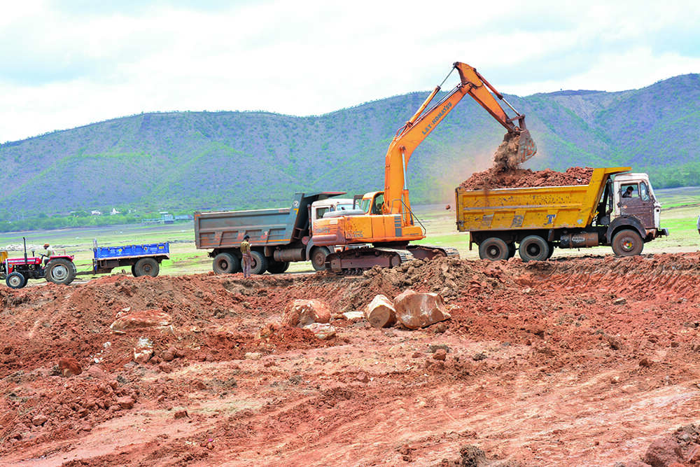 Farmers de-silting reservoir applauded
