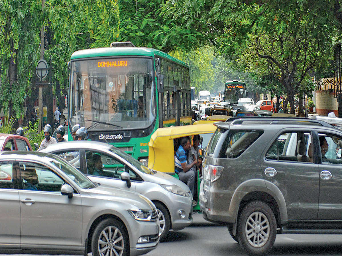 Bengaluru traffic mess: Namma Metro barricades at Kamaraj Road delay ...