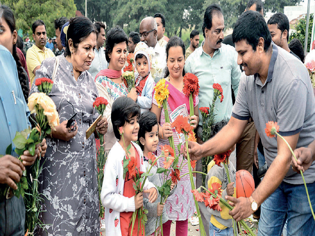 Free flowers to protest against plastics ones