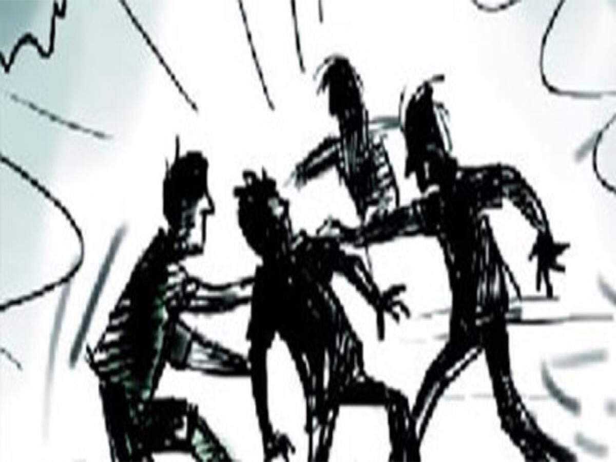 Gang beats up father-son duo