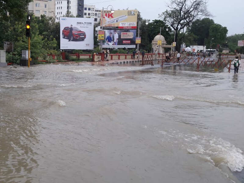Gujarat Floods 4 Dead As Rains Wreak Havoc In Vadodara 5 000