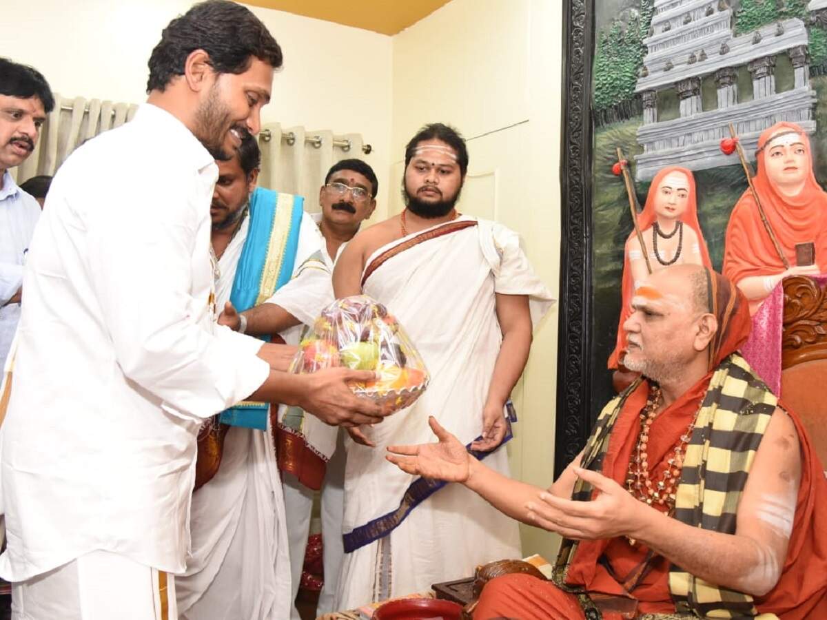 Andhra Pradesh: Jagan Mohan Reddy takes his spiritual guru’s blessings ...