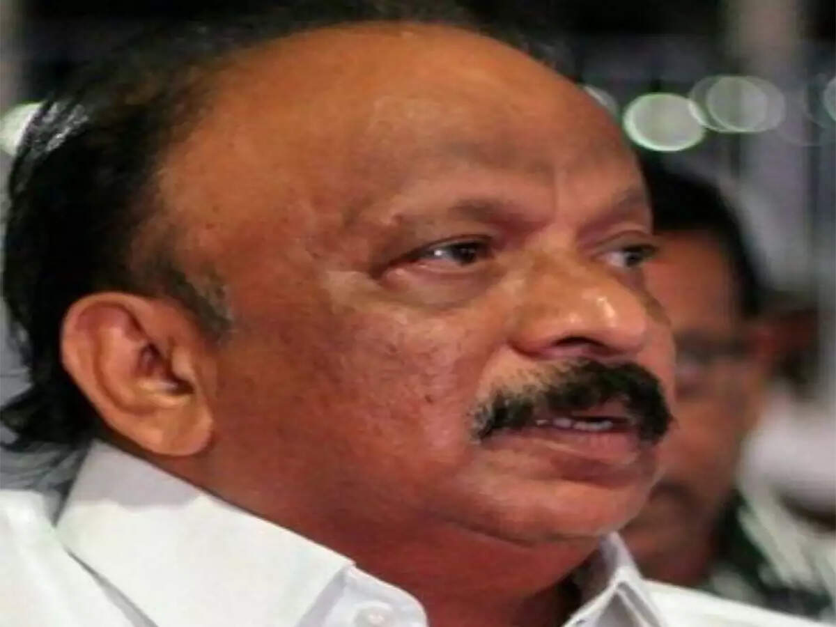 Bengaluru: Shivajinagar Congress MLA R Roshan Baig, IMA, Siddaramaia­h , AICC general secretary ...