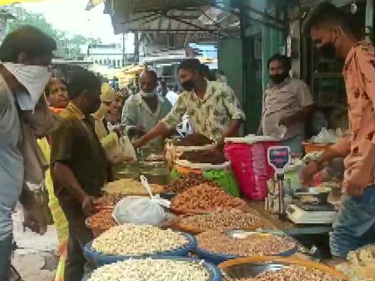 Karnataka: People throng Hubli market, flout COVID protocols