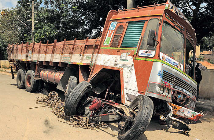 Cabbie crushed as lorry crashes