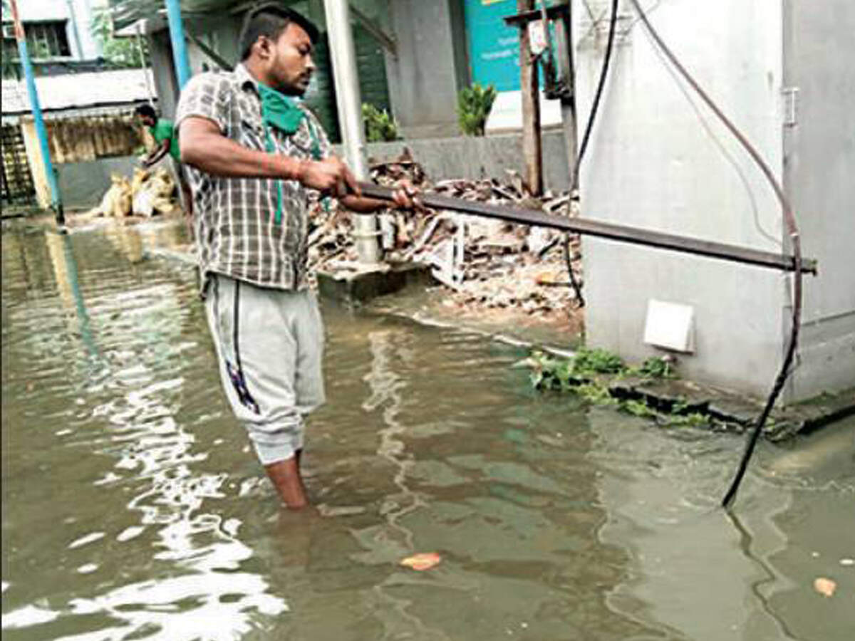 Clogged drains, canals turn Salt Lake, New Town roads into waterways ...