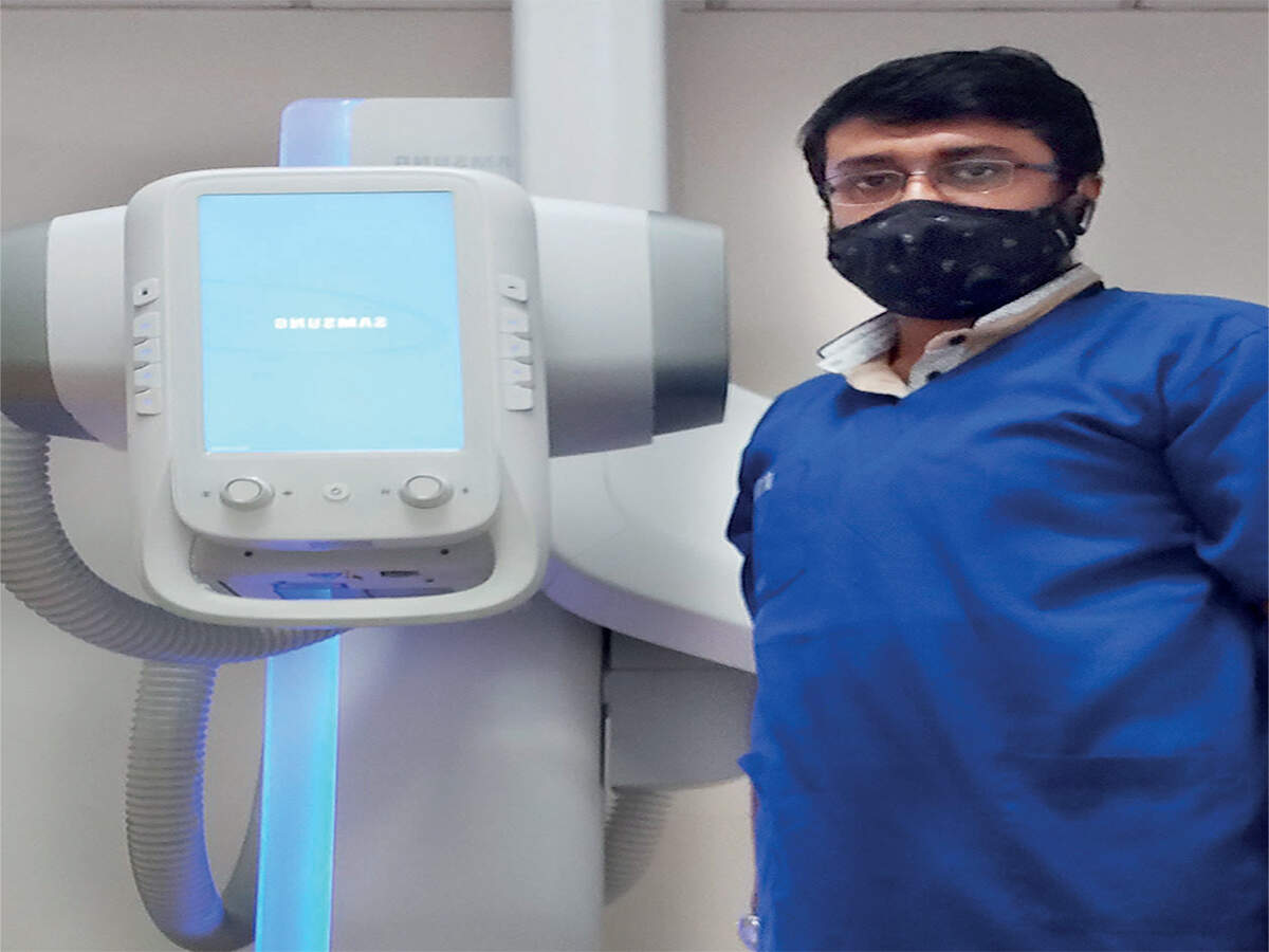 Engineer fixes X-ray machine with a laptop, gaming console