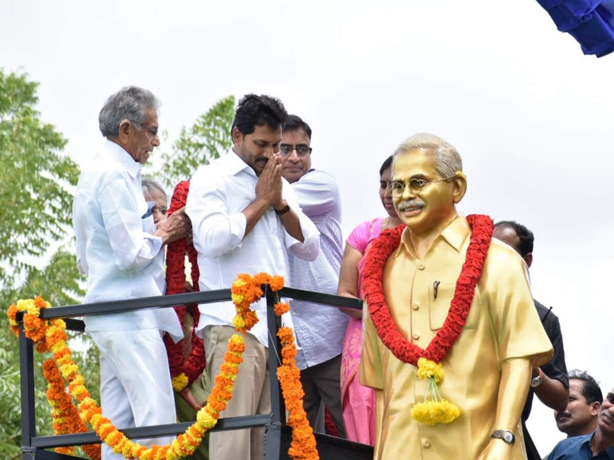 YSR death anniversary: Jaganmohan pays tributes to father at Kadapa ...