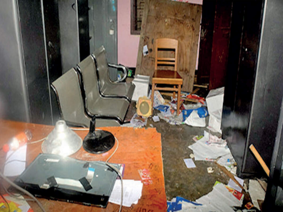 ABVP supporters commit arson at Jadavpur University gate, ransack rooms ...