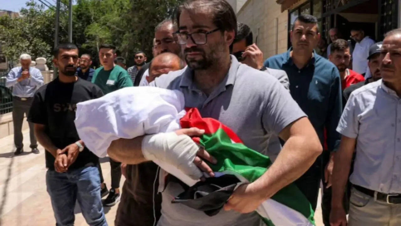 Israeli soldiers open fire at car in West Bank;…
