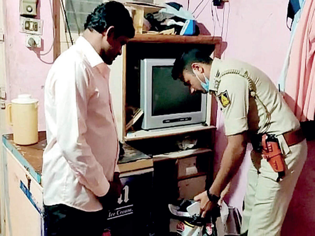 Cops corner goons at their doorstep