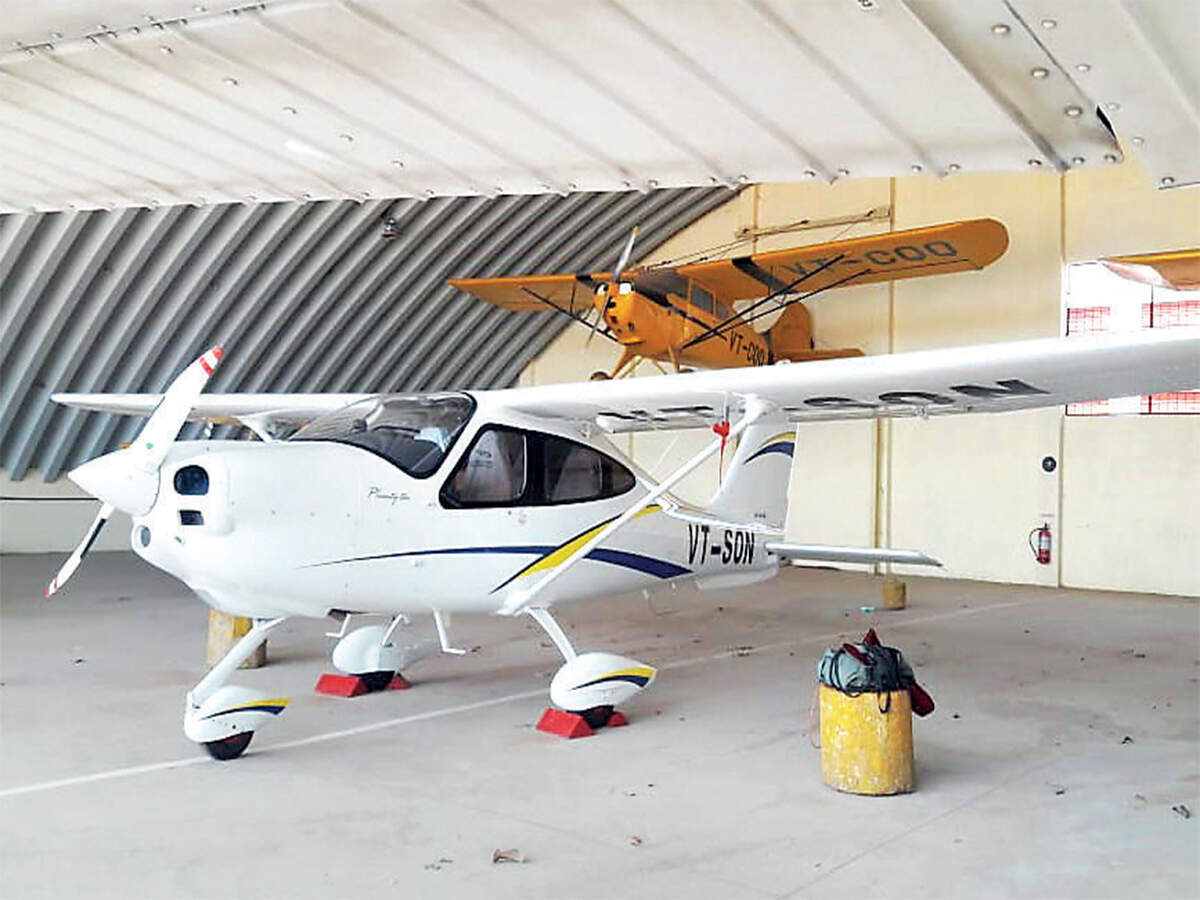 government flight training school: Italian trainer aircraft lands in city
