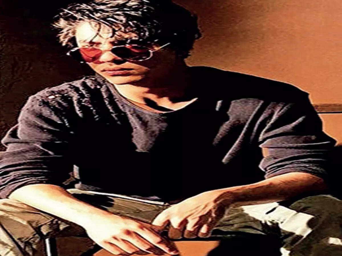 aryan: Bail for Aryan Khan: SRK fans welcome their prince back home