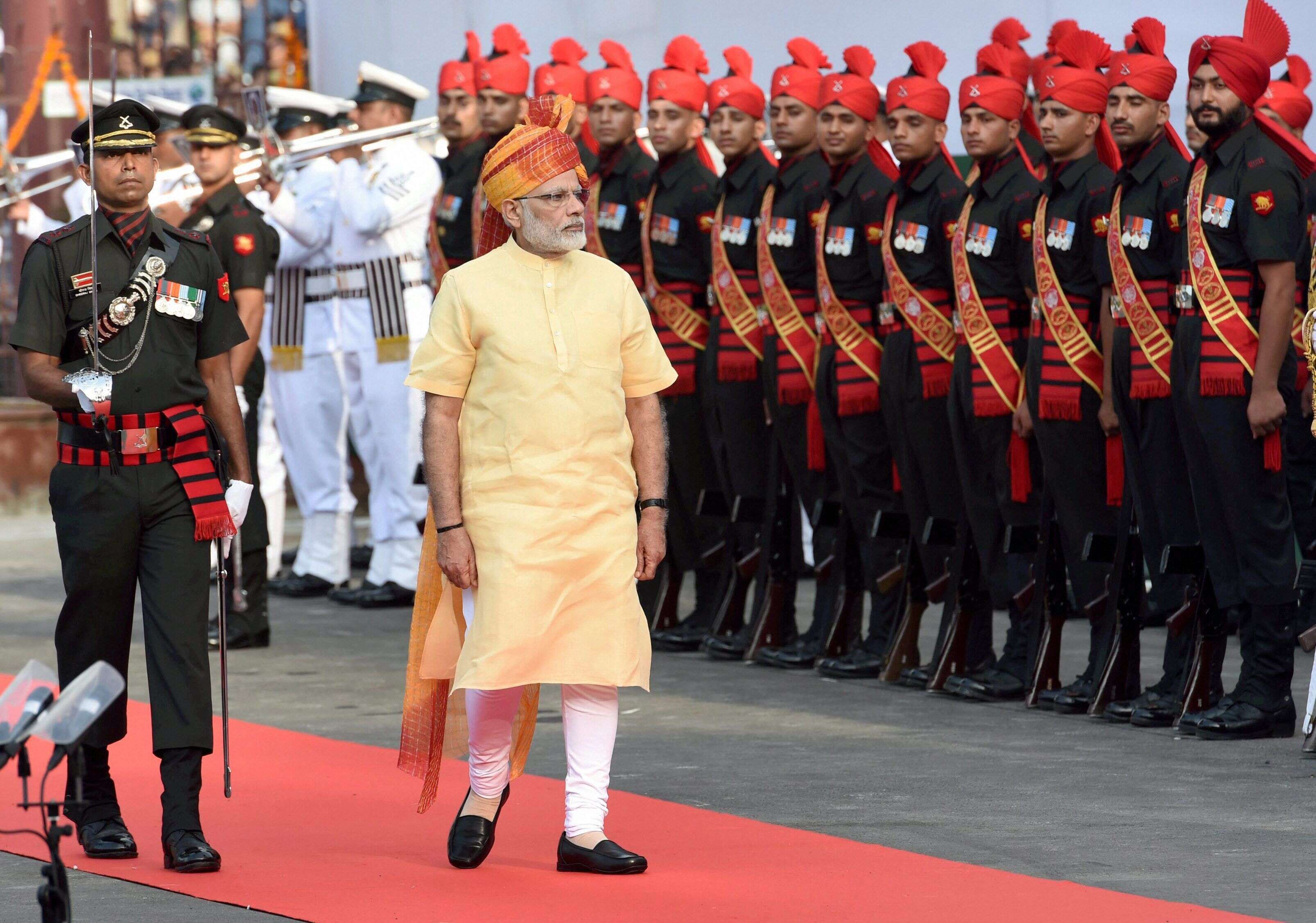 PM Modi: Applause greets PM Modi dressed in trademark half-sleeved ...
