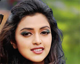 Amala to make Bollywood debut