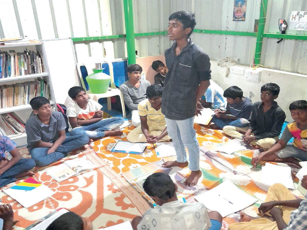Volunteers join hands to teach kids for free