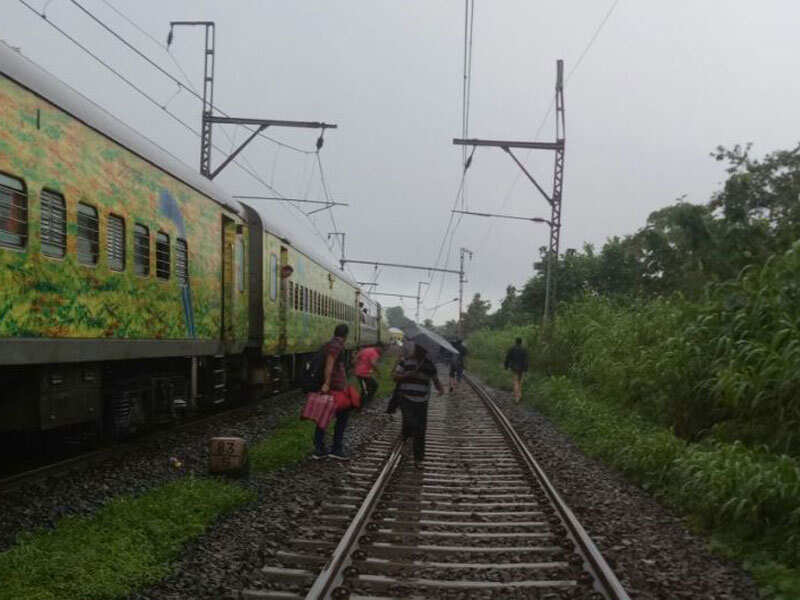 Duronto Express: Seven AC coaches of Nagpur-Mumbai Duronto Express ...