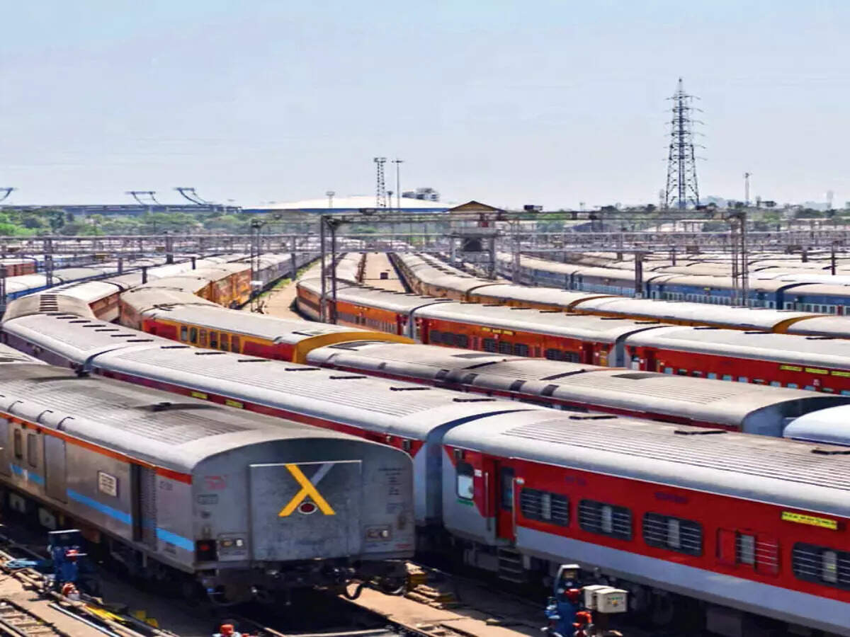 Double-stack dwarf container trains for SWR