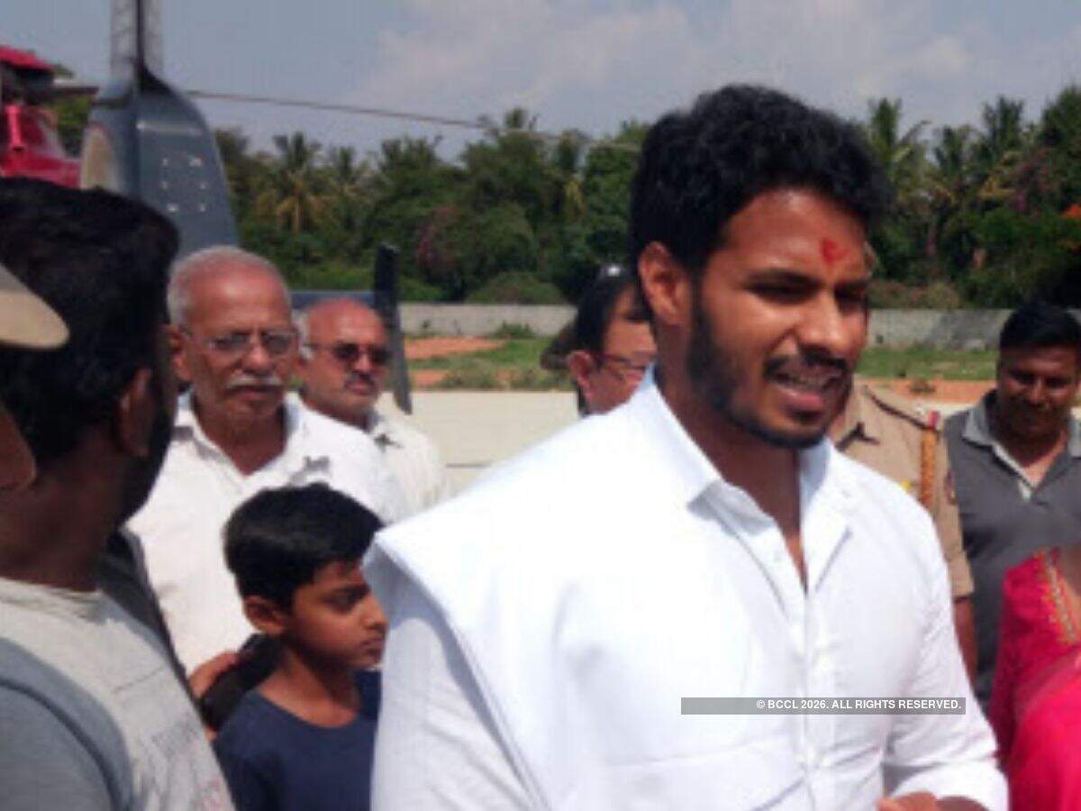 Nikhil Kumaraswamy gets engaged to Revathi