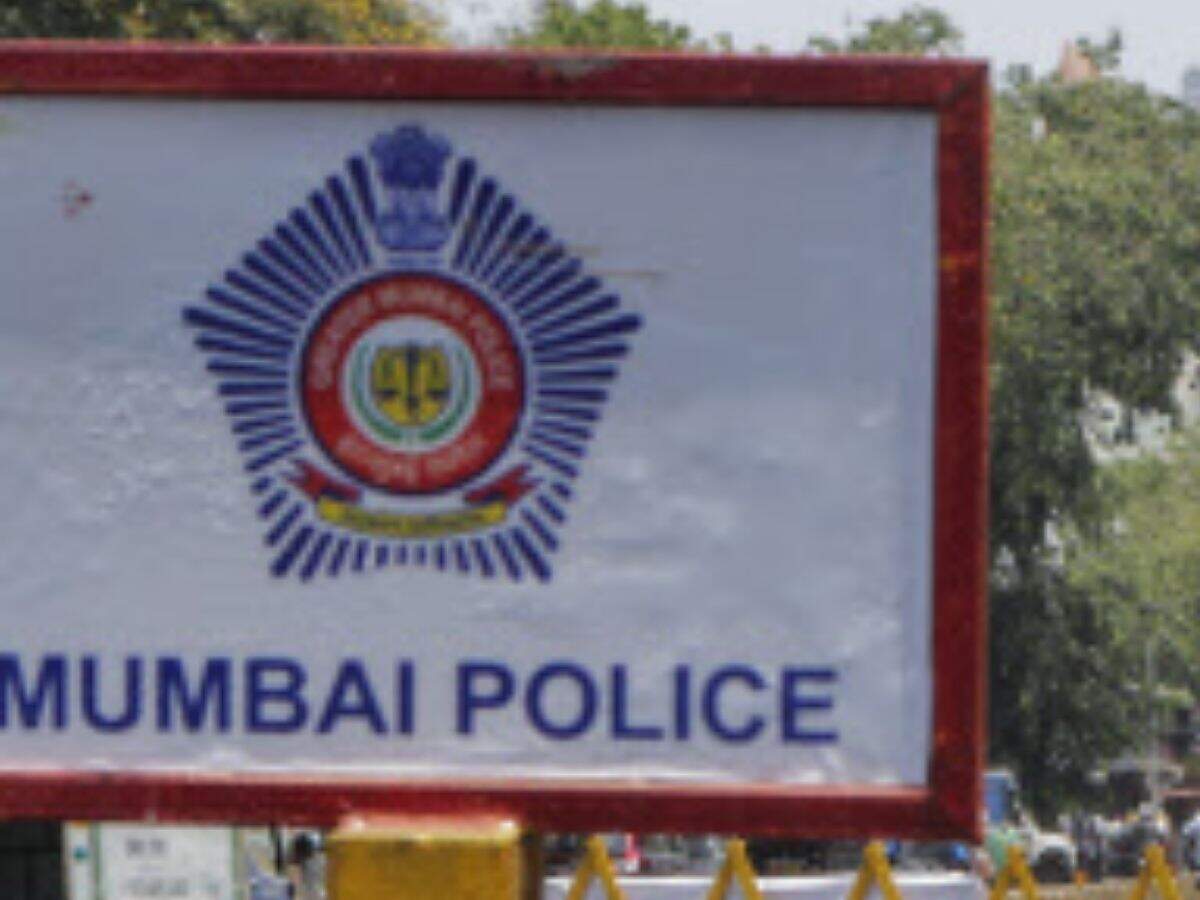 Mumbai Police deploys special officers outside sealed buildings Mumbai Police deploys special officers outside sealed buildings