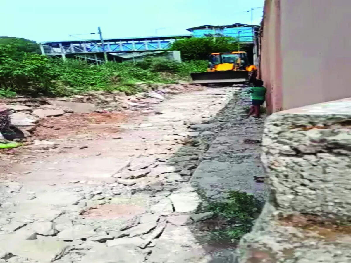bwssb: The Towns Mirror Special: BWSSB neglect leaves Gover Road unsafe