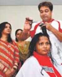 Prisoners vie for tony hair cuts