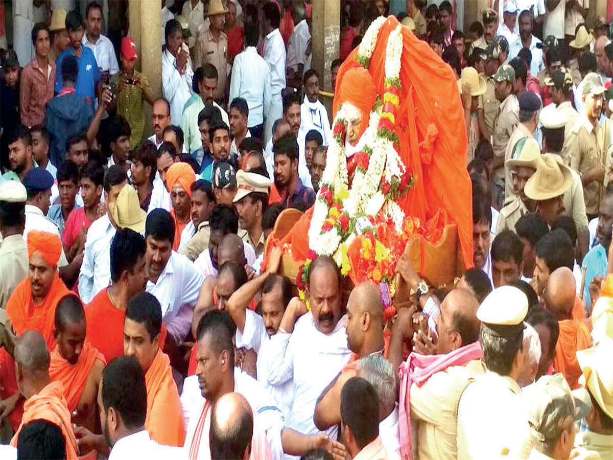 sivakumara swamiji: Nadedaduva Devaru, Walking God of Karnataka ...